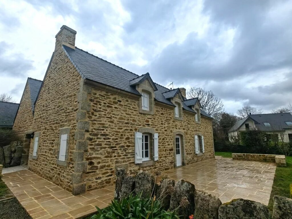 Maçonnerie, joints extérieurs et dallage en pierres plates. - Pierre Poupon