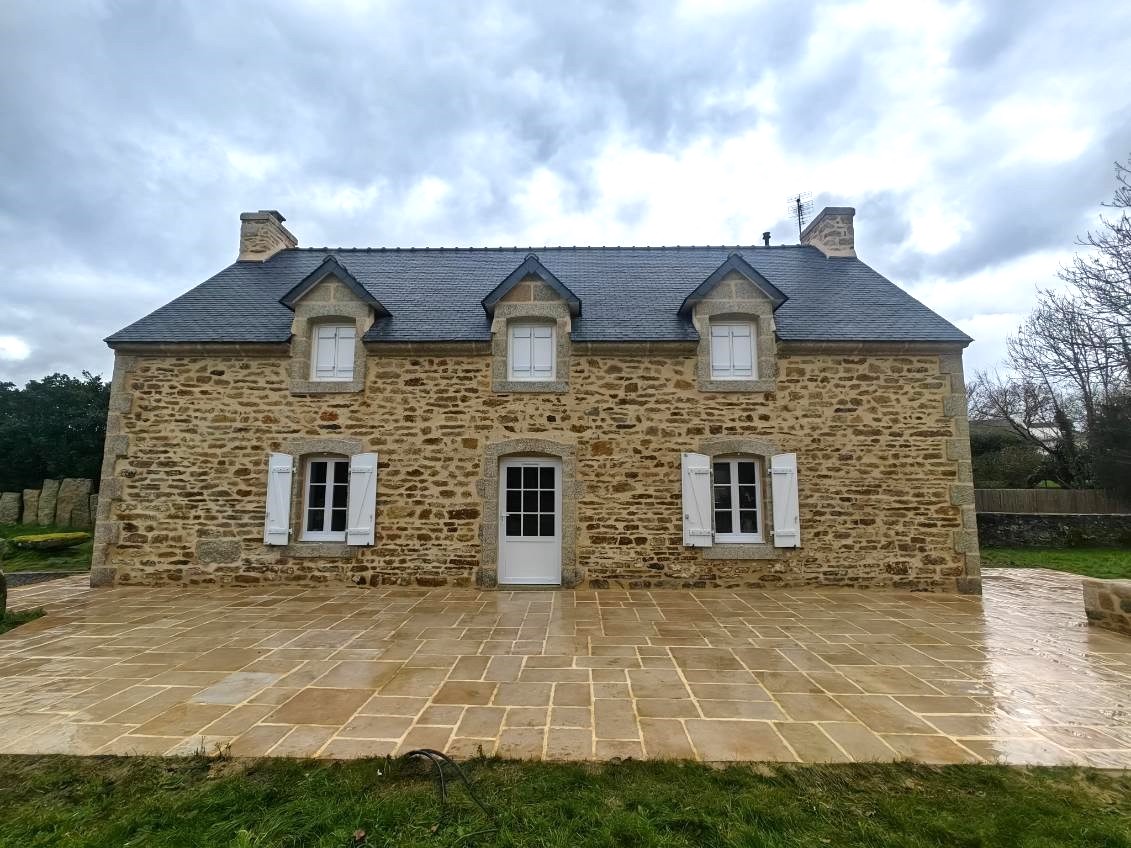 Maçonnerie, joints extérieurs et dallage en pierres plates. - Pierre Poupon