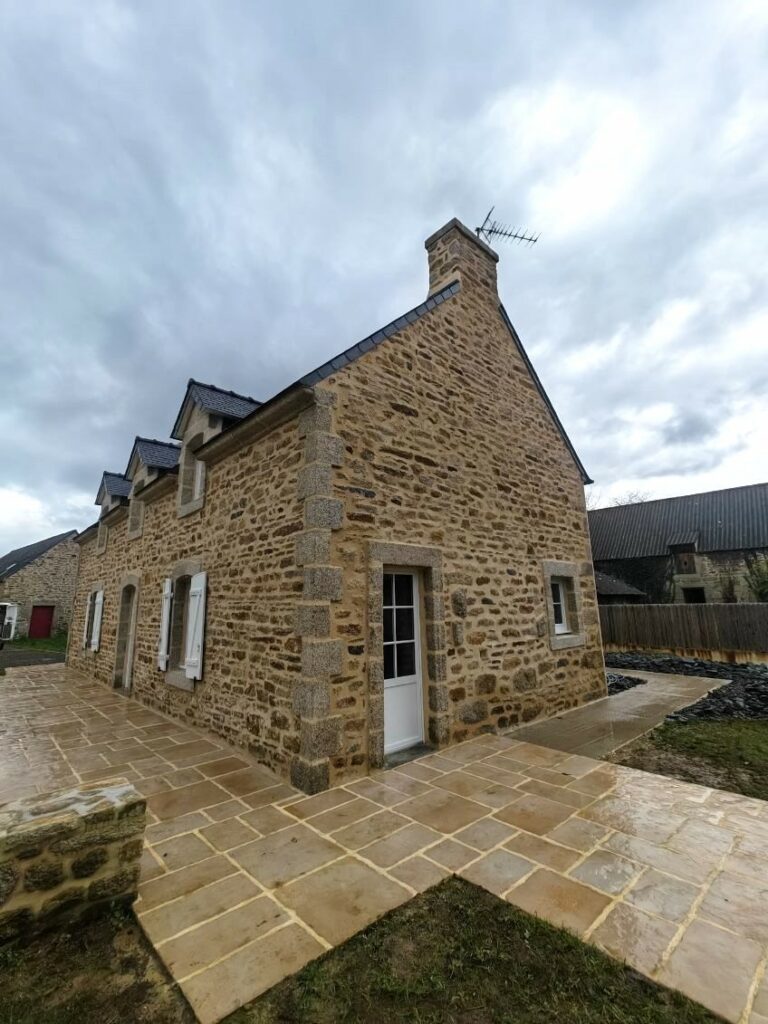 Maçonnerie, joints extérieurs et dallage en pierres plates. - Pierre Poupon